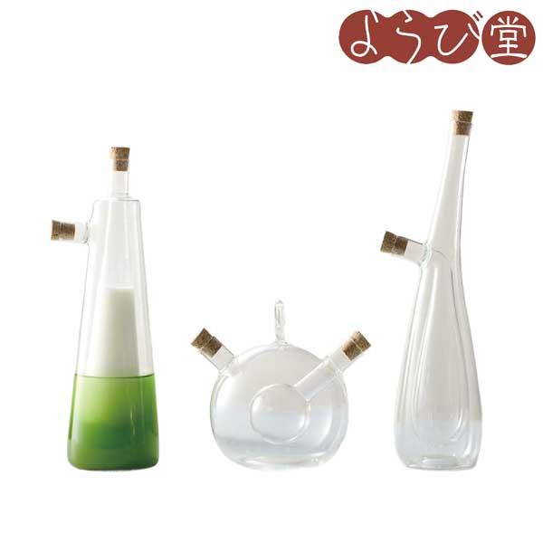 内側と外側、どちらにも液体を入れられるコルク付きの2層ガラスボトル。ミルクと抹茶、ソーダとリキュール、2種のオイルなど2種類の液体の使い分けが楽しめます。 ●サイズ：（丸）約14×10×高さ3cm/瓶直径約径10cm（三角）約9×7.5×高...