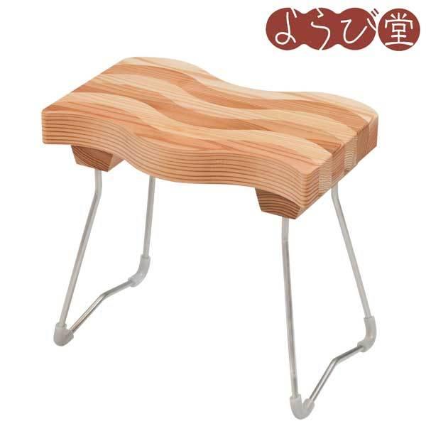 柔らかな波型ウェーブデザインが特徴的な木製風呂イス。●サイズ：約32×21×H30cm●材質：スギ、ステンレス（樹脂製保護カバー付）●塗装：耐水ウレタン塗装●製造地：日本製［検索ワード］とのの、tonono、木曽、白木、国産