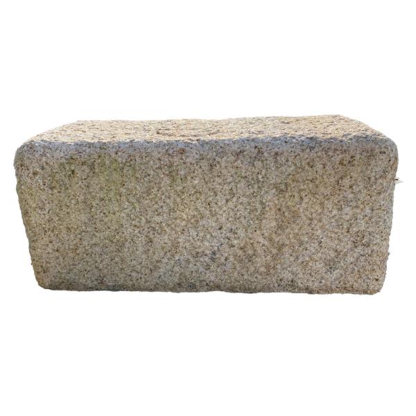 沓脱石 錆御影石 2尺4面ビシャン くりぬき  600x300xH250 ｍｍ　約50ｋg裏面をくりぬいて軽量にしました。重たい沓脱石を設置するのは困難です。そこで裏面をくりぬいて軽量にしました。沓脱石としてはもちろん、大浴場の湯船に設置す...