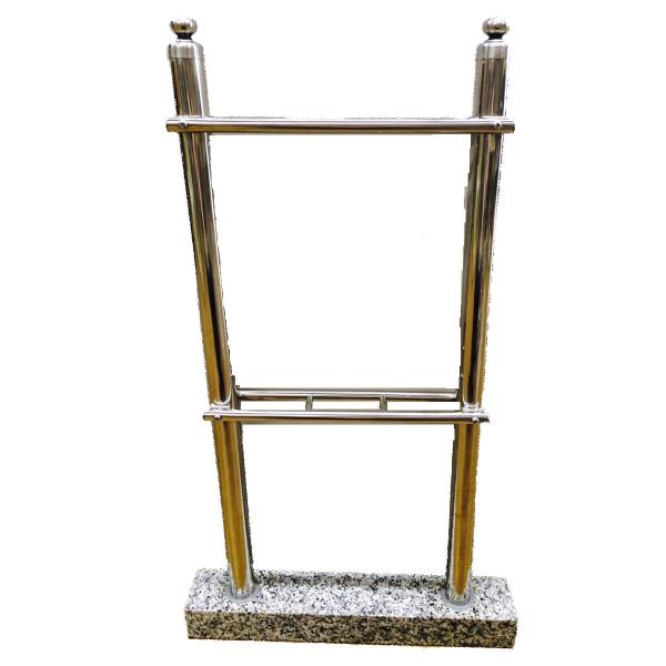 ステンレス塔婆立に御影石をセットしました 土台と塔婆立ては取り外し不可。 自立はしませんので、付属のセメントで石と設置部分を止めてください。土台が小さいので、土台の下をセメントで接着・埋める等の作業が必要です。狭い場所に入れる様に小さくして...