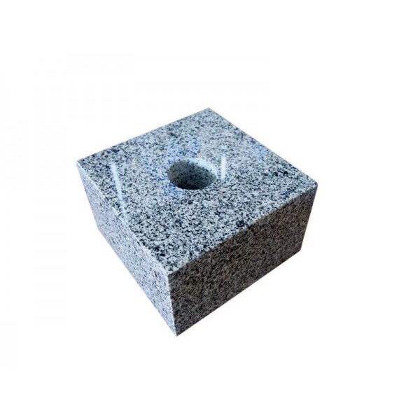 塔婆立て用 石台 150x150x90　6kg 送料無料御影石の塔婆たて専用台です。150x150x90mm　6kg40mmの貫通穴。穴のサイズ・深さはご相談に応じます。【送料について】北海道は￥945加算されます。沖縄・離島はお見積もりい...