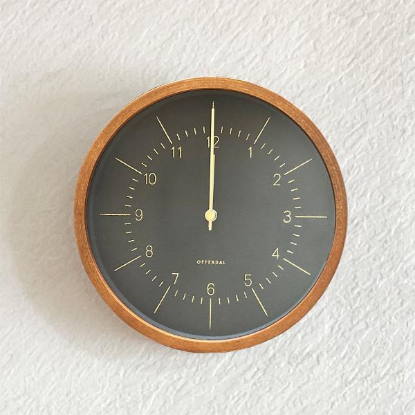 Blindhef[ブランデフ]ウォールクロックは、クールなデザインの掛時計。文字盤にはフェイクレザーを使用し、ゴールドの針と文字が高級感のあるデザインに仕上げてあります。今までにないデザインは、大人の雰囲気漂うシックなウォールクロックです。...