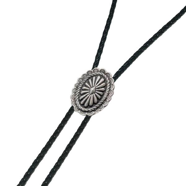 渋いピューター素材のオーバルコンチョがあしらわれた、ウエスタンな雰囲気漂うループタイ(ボロタイ)です。カジュアルなシャツに合わせるだけで、一気にウエスタン・ヴィンテージなスタイルに。個性を出したい時のアクセントにぴったりなアイテムです。■品...