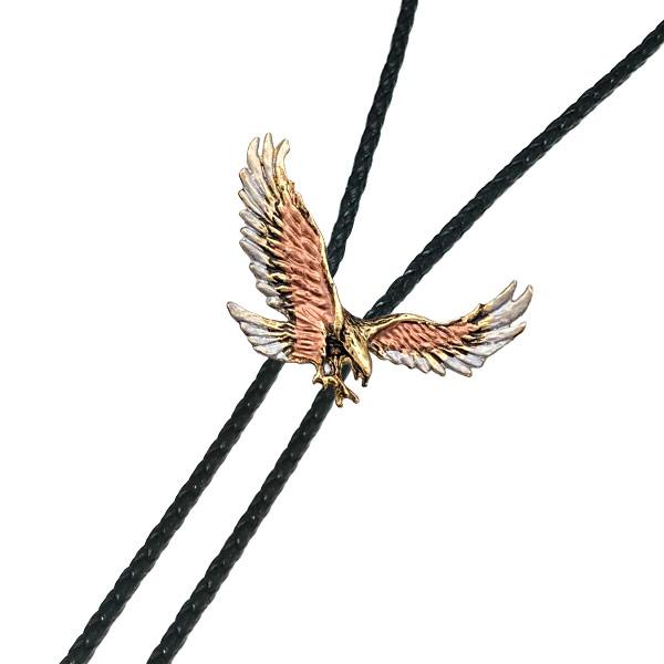 シルバーとゴールドのコントラストが目を引く、翼を広げたイーグルがあしらわれた、ウエスタンな雰囲気漂うループタイ(ボロタイ)です。ウエスタンスタイルの王道を行くデザインで、胸元に圧倒的な存在感。ヴィンテージ好きやバイカーファッションにも馴染む...