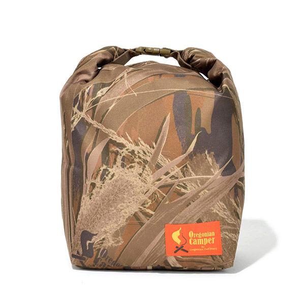 メスティン(約17×9.5×6.5cm)を保温できるウォームキーパーです。2個まで収納可能なサイズです。メスティンでの調理時に、蒸らす作業にとても便利です。内部はフォーム入りのアルミフィルム仕様で、保冷剤を入れるとソフトクーラー替わりにもな...