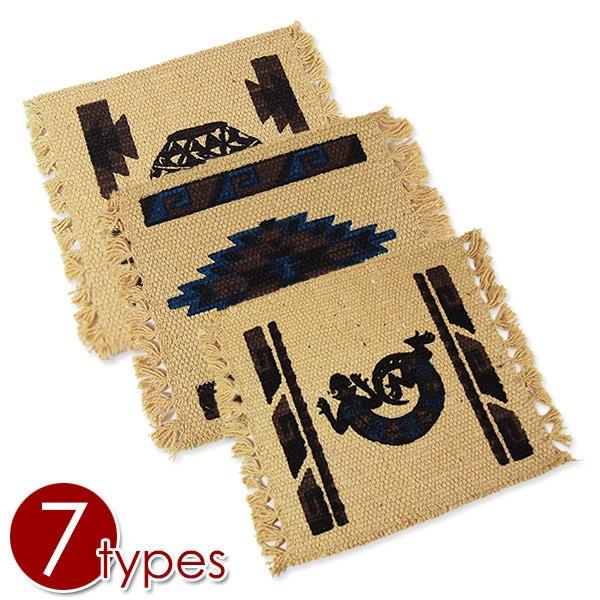 馬やトライバル柄など、ウエスタンをモチーフにした柄があしらわれたコースターです。大きめのサイズになりますので、部屋のオブジェや飾りなどにもお使いいただけます。■カラー：BEIGE(ベージュ)■素　材：100％COTTON(綿)■生産国：MA...