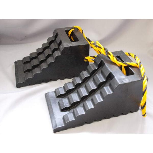 横幅12cm 縦22.5cm 高さ12cmハイプラ　輪止め　歯止めとも呼びます。二つのタイヤストッパーを1.2ｍのトラロープでつないでいるので、タイヤの前後をロックできます。大型車用ロープ長さ　約1.2m重量2210g商品コード　69640...