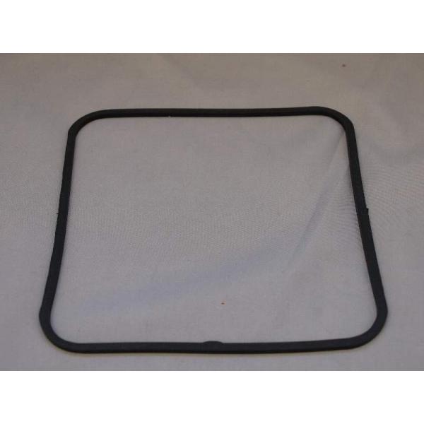 トラック用　テールレンズパッキン　補修部品市光製　日野専用IKI　（ICHIKO 市光）　と刻印のあるテールに使用してください。レンズサイズ　155×160ｍｍネジ穴とネジ穴の間隔　　　縦122ｍｍ　横125ｍｍ※すべての日野に合うわけでは...