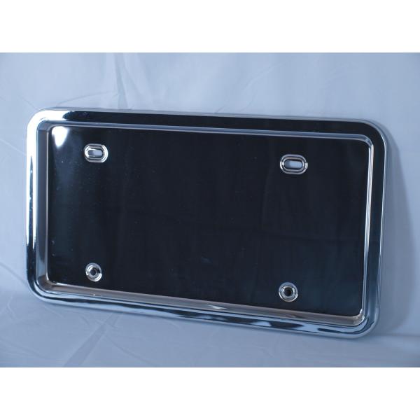 大型車用ナンバー枠横488ｍｍ×縦268ｍｍ×厚さ21.8ｍｍ字光式不可鉄製（SPCC）　板厚0.8ｔニッケルクロームメッキ（MFCｒ10）写真の緑の板はナンバープレートと同サイズです（緑の板は付属しません。）ナンバー枠はプレートから上下そ...