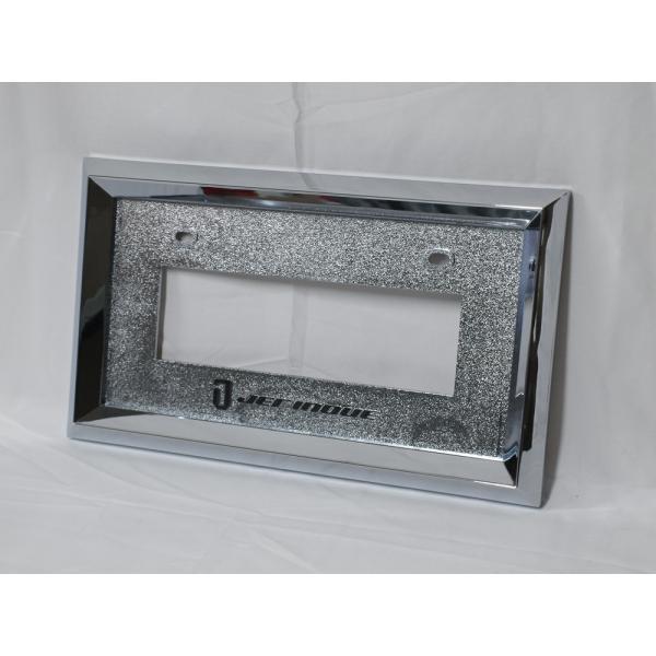 中型車用ナンバー枠横395ｍｍ×縦231ｍｍ×厚さ25ｍｍABS　クロームメッキ字光式不可写真の緑の板はナンバープレートと同サイズです（緑の板は付属しません。）ナンバープレートぎりぎりの寸法になっているので字光式は入りません。ナンバー枠はプ...