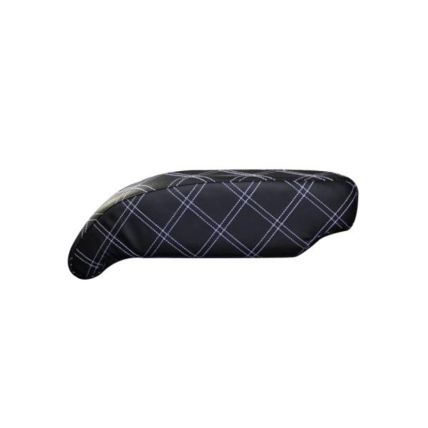 ■商品詳細適合車種:ハイエース/レジアスエース200系年式:2013/11-2017/12(平成25年11月-平成29年12月)型式:4型（4型前期）カラー:ブラックレザー×ホワイトダイヤキルト素材:PVCレザー（合成皮革）メーカーNo.:...