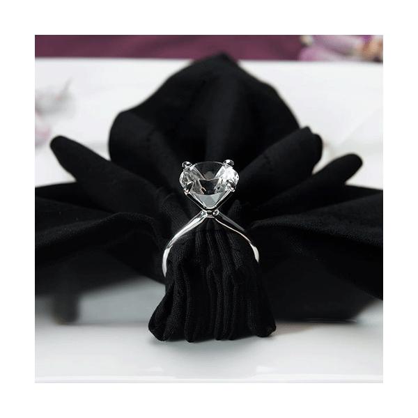 ■ダイヤモンド部分：ガラス、直径2.4cm×高さ2cm■リング部分：銀メッキ、直径4.4cm、接地部分は平らになっていますので安定します。■4個セット、化粧箱入り