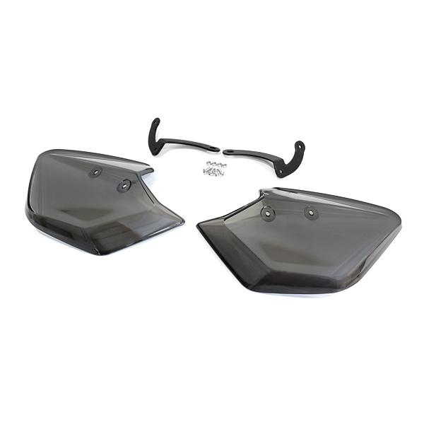 【素材】スチール【カラー】スモークグレー【対応車種】YAMAHA NMAX125 NMAX155 XMAXヤマハ N-MAX シリーズに接続できるハンドガードになります。ミラー用のポールを使って接続する仕様です。バックミラーのポールを外し、...