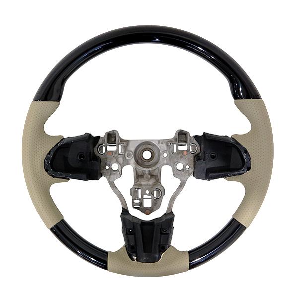 ■参考適合車種■・メーカー：ダイハツ・車種：タント・型式：LA600/LA610S・年式：H25/10〜・カラー：ピアノブラック・ステアリングタイプ：ノーマルグリップ純正交換式ステアリング純正と交換することによって、高級仕様に早変わり！■送...