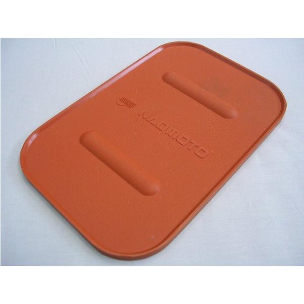 こちらの受皿は表面がシリコンでその下に鉄板が入っていますので、下に熱が伝わりにくくなっています。耐熱になっていますので、作業中のアイロン置きとしてお使いください　　　　　　　重さ 　　寸法受皿 580ｇ 232×152mm※受皿は熱くなりま...