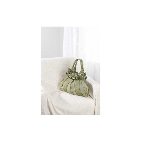 軽くて丈夫なたたみテープバッグシリーズにラメ入りタイプが新登場です。キラキラ輝くラメとボリュームのあるフリルがエレガントでとってもオシャレです。サイズ 約縦２９ｃｍ×横４２ｃｍ（持ち手長さ４０ｃｍ）ホビータイム 約９０分入数 １個