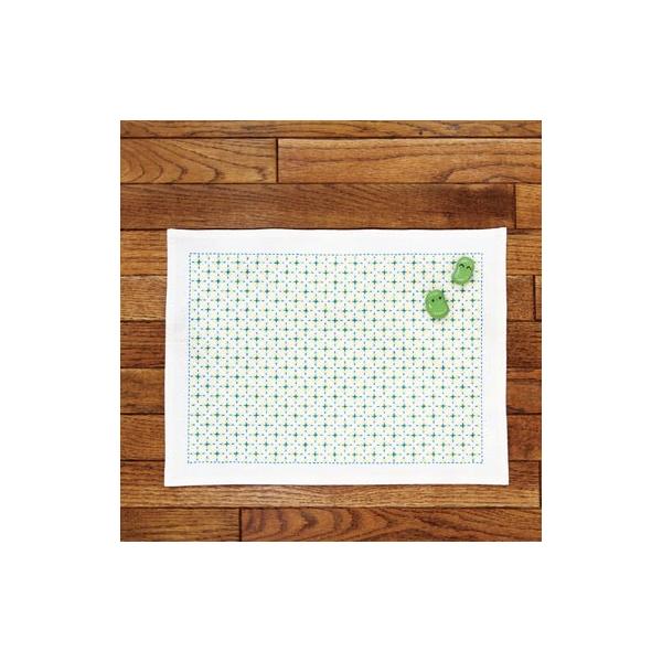 「一目刺し」とは、刺し子の技法のひとつで、一定の針目で縦、横、斜めと同じ方向を順に刺していく技法です。コースターやふきんなど、身近なものから刺し子を取り入れて、日々の暮らしに彩りを添えてみませんか。<出来上がり寸法>約33cm×...