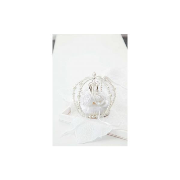 クラウン型のＮｅｗタイプのリングピローです。フォルムの美しい馬車タイプと、バラを上品にあしらった巻きバラタイプがございます。ピロー部分は縫製済みの為簡単にお作りいただけますよ。【キット内容】●共通縫製済みピロー、サテンリボン、オーガンジーリ...