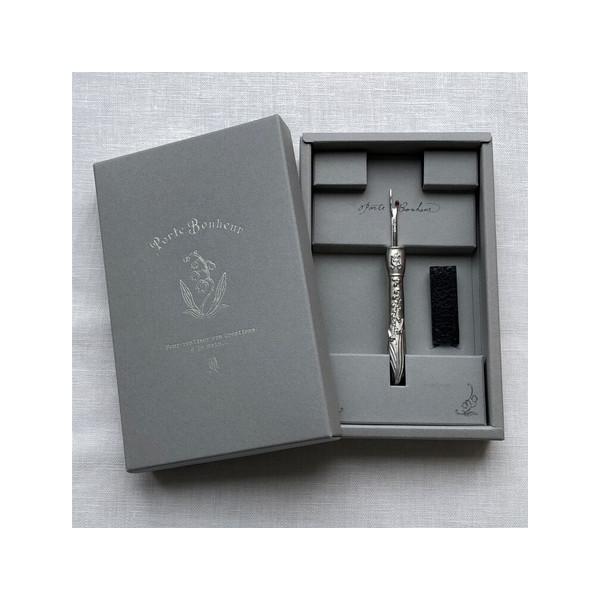 サイズ・容量本体サイズ：全長約95mmパッケージサイズ：約133X85X29mmm■生産地：日本■素材・成分：刃先：鋼、柄部：錫100％、、革ケース：牛革