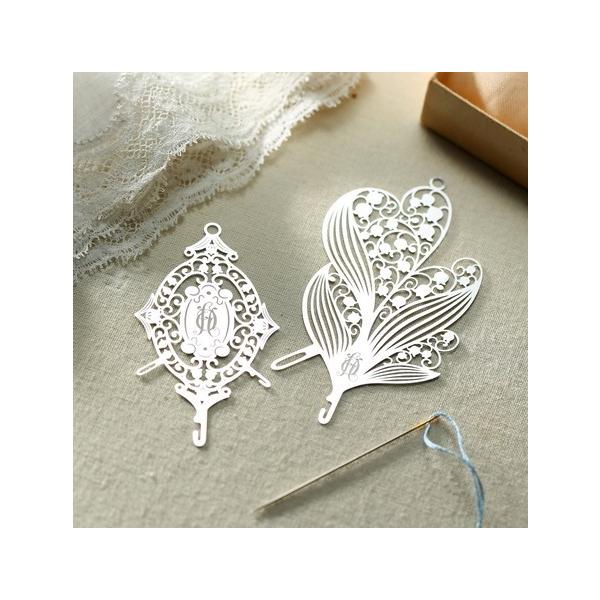 人気デザイナーAnano（溝江里映）デザインによる、刺しゅう針用のスレダー（糸通し）です。SサイズとLサイズの2枚入り。スレダーとしてだけでなく、上部の丸穴にひもを通して、オーナメントや栞などの用途で使うことができます。サイズ・容量本体サイ...