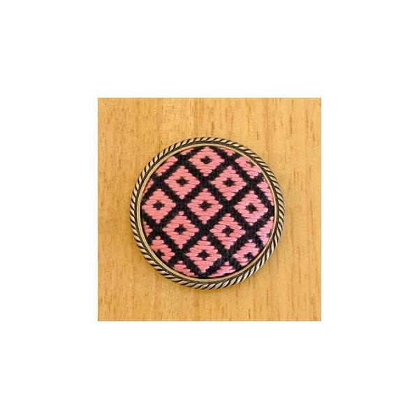 <出来上がり寸法>外径：約5.6cm 作品部分：約4.7cm<キット内容>オリムパスこぎん糸オリムパスNo.１１００布 コングレス(黒)ブローチ（アンティークゴールド）こぎん針図案付説明書<打込目数>18...