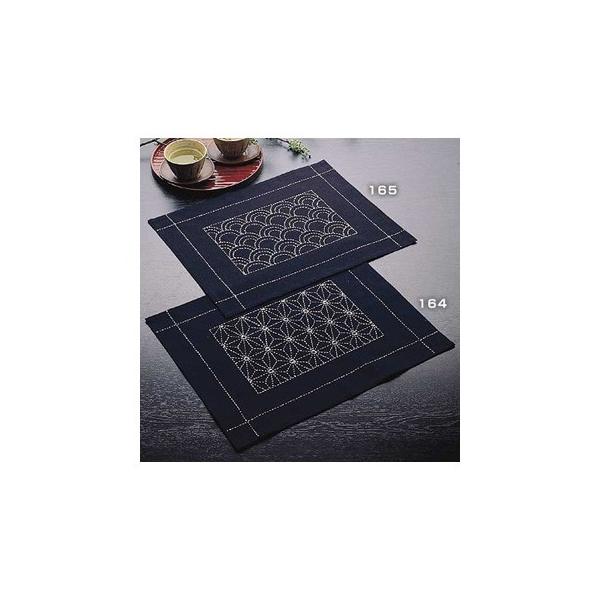 <出来上がり寸法>縦33cmx横43cm<キット内容>刺し子糸:細（白糸使用）No.4500 刺し子布(紺)刺し子針刺し方説明書皿付皮指ぬき1個<備考>図案は布にプリント済み。