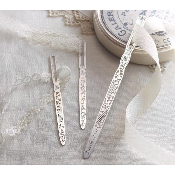 パッケージサイズ：約縦85×幅21.7×厚み3mmパッケージ含む重さ：約32g本体サイズ：ひも通しS/幅約5.5X長さ85mm、ひも通しL/幅約7X長さ130mm本体の重さ：S（すかしあり）1.19g、S（すかしなし）1.28g、L（すかし...