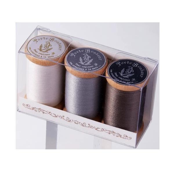 手縫い糸3色のセット。糸巻き（ボビン）は木製で、アンティーク風になっています。糸を使い終わっても、木製ボビンはリボンなどを巻いてリユースできます。透明ケース入り。＜パッケージサイズ＞約縦42.5×幅71.5×高さ25mm＜本体サイズ＞糸巻き...