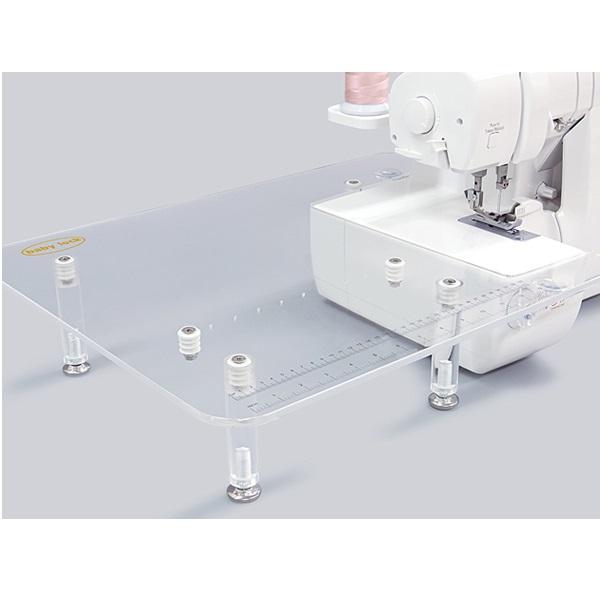 クリアテーブル（Sakura・Kanade・縫希星専用）手元がよりワイドに使え、効率よく作業ができます。（前側48.0 ×奥行45.0×奥側61.0）付属されている円縫い用ピンを使用してさまざまな大きさの円縫いが楽しめます。※トリムビンとB...