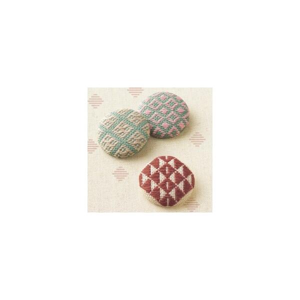 <出来上がり寸法>各 約直径4.5cm<キット内容>こぎん糸（綿100%）オリムパスNo.1100コングレス（綿100%）くるみボタン（丸ブローチタイプ）（3組）こぎん針カラー図案付説明書<目数>18カウ...