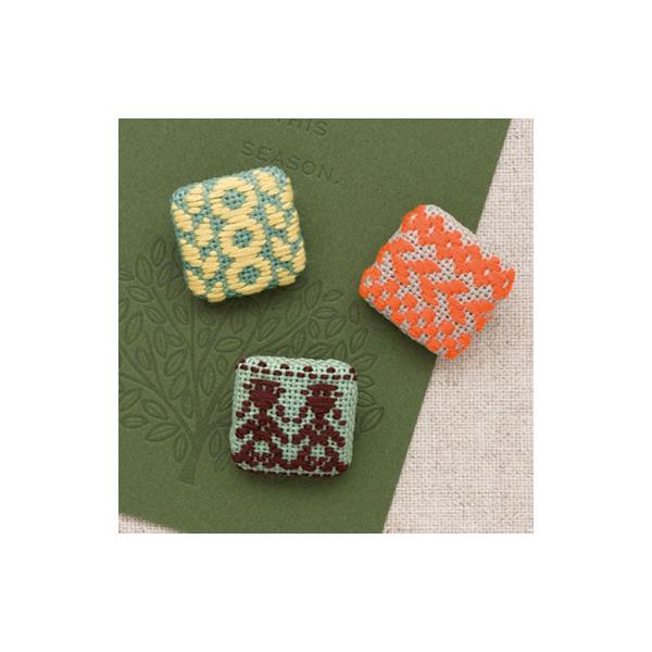 <出来上がり寸法>約縦3cm×横3cm<キット内容>こぎん糸（綿100%）オリムパスNo.1100コングレス（綿100%）くるみボタン（3組）こぎん針図案付説明書<目数>18カウント/1インチ・約70目/...