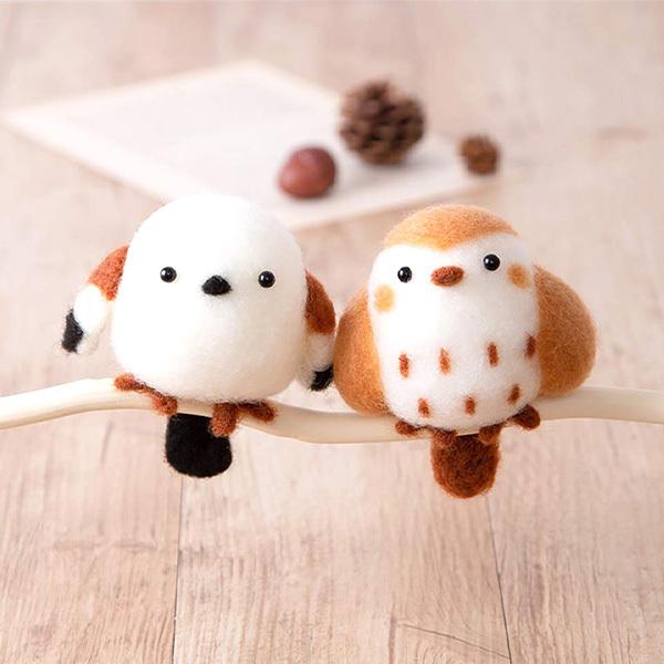 まるくてコロン・アクレーヌまるころシリーズ■サイズ/高さ約6cm(しまエナガ)約6.5cm(ふくらスズメ)※ニードルの刺し具合によって大きさはかわってきます。■パック内容/アクレーヌ・目・レシピ■用意するもの/【フェルティング用ニードル極細...