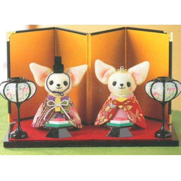 ちりめん生地を使った可愛いチワワのおひなさま。※黒台(KD-5)、金屏風(NF-4006)、菱台(HF-32)、ぼんぼり(HF-31)はキットに含まれません。サイズ 約高さ13×横9cm(1体)ホビータイム 120分