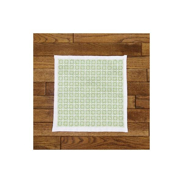 「一目刺し」とは、刺し子の技法のひとつで、一定の針目で縦、横、斜めと同じ方向を順に刺していく技法です。コースターやふきんなど、身近なものから刺し子を取り入れて、日々の暮らしに彩りを添えてみませんか。<出来上がり寸法>約縦34cm...