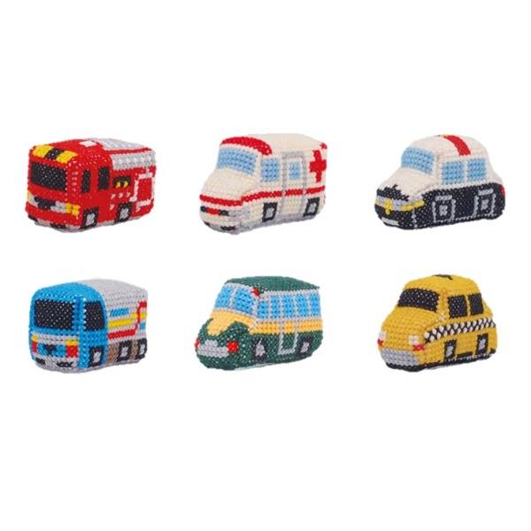 かわいい乗り物たちがクロスステッチキットになって登場しました。ちいさな子供にも人気の働くくるまたち。今にも動き出しそうです。並べて飾っても、丸カンを付けてストラップやキーホルダーにしても。色々な楽しみ方ができます。難易度：初級向き制作時間目...