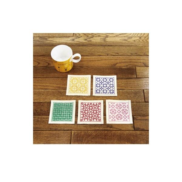 「一目刺し」とは、刺し子の技法のひとつで、一定の針目で縦、横、斜めと同じ方向を順に刺していく技法です。コースターやふきんなど、身近なものから刺し子を取り入れて、日々の暮らしに彩りを添えてみませんか。<出来上がり寸法>各約縦10c...