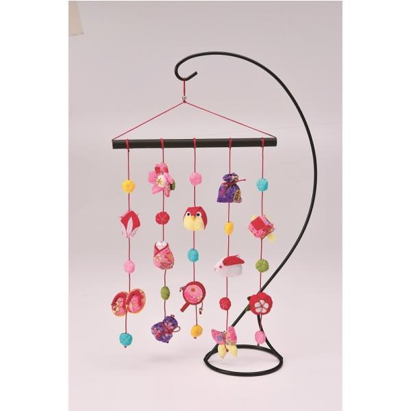 子供の成長を願ったモチーフをたくさん飾った豪華なつるし飾り。横につるすタイプで、可愛らしい商品です！※別売品　つり台（TD-5）※使用材料は若干変わる事がございます。【キット内容】ちりめん、ボール紙、赤紐、金紐、金ビーズ、赤ビーズ、印刷済み...