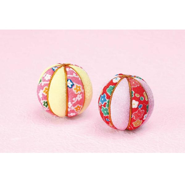 つるし飾りに使うパーツの手作りキットです★お好みのパーツを組み合わせ自分だけの【つるし飾り】作ってみませんか♪♪【まり(中)…円満、財産、子孫繁栄の象徴】※1キットで2ヶ作れます。商品詳細サイズ 約直径5ｃｍホビータイム 約30分入数 2ヶ