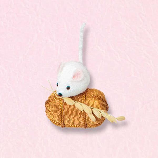 つるし飾りに使うパーツの手作りキットです★お好みのパーツを組み合わせ自分だけの【つるし飾り】作ってみませんか♪♪【俵ねずみ…ねずみには金運・霊力があり、俵には五穀豊穣の意味がある】※1キットで2ヶ作れます。商品詳細サイズ 約縦4ｃｍ×横4ｃ...