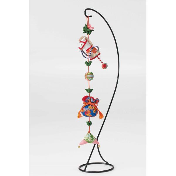 “大切な家族にひと針ひと針心を込めて”我が子の健やかなる成長を願い、飾られたつるし飾り。現代まで受け継がれてきた、かわいい守り神のモチーフひとつひとつに意味があり、優しく、深い思いが込められています。今回は“色”をテーマにしたつるし飾り。“...