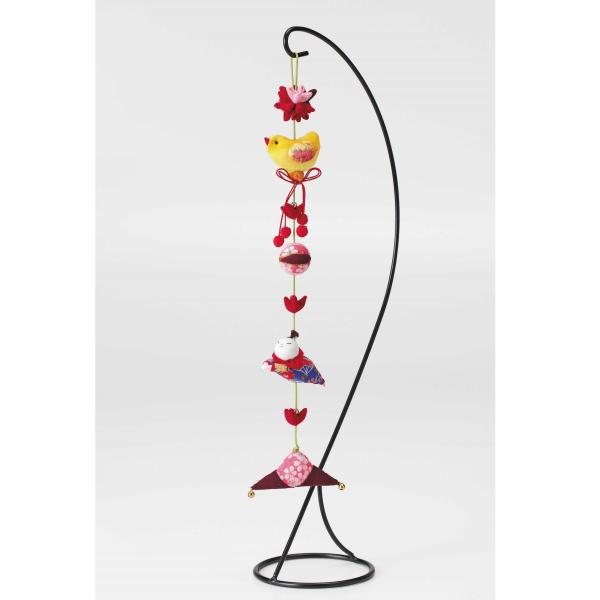 “大切な家族にひと針ひと針心を込めて”我が子の健やかなる成長を願い、飾られたつるし飾り。現代まで受け継がれてきた、かわいい守り神のモチーフひとつひとつに意味があり、優しく、深い思いが込められています。今回は“色”をテーマにしたつるし飾り。“...