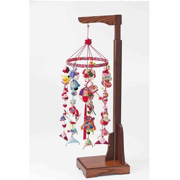 “大切な家族にひと針ひと針心を込めて”我が子の健やかなる成長を願い、飾られたつるし飾り。現代まで受け継がれてきた、かわいい守り神のモチーフひとつひとつに意味があり、優しく、深い思いが込められています。今回は“色”をテーマにしたつるし飾り。“...