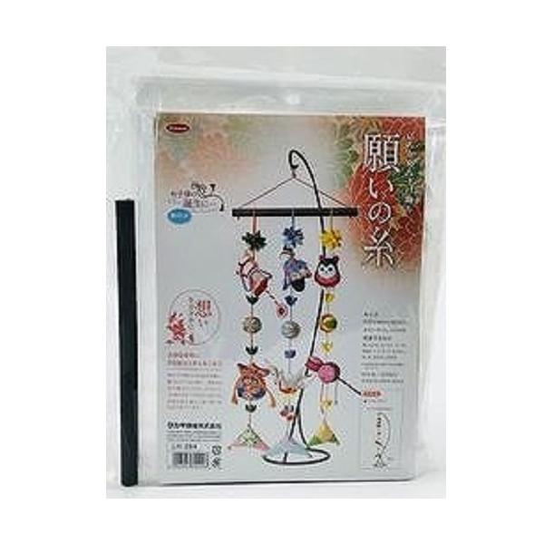 “大切な家族にひと針ひと針心を込めて”我が子の健やかなる成長を願い、飾られたつるし飾り。現代まで受け継がれてきた、かわいい守り神のモチーフひとつひとつに意味があり、優しく、深い思いが込められています。今回は“色”をテーマにしたつるし飾り。“...