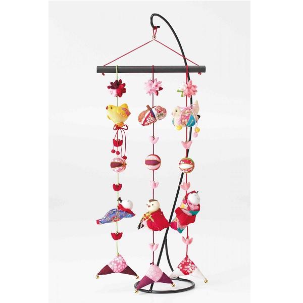 “大切な家族にひと針ひと針心を込めて”我が子の健やかなる成長を願い、飾られたつるし飾り。現代まで受け継がれてきた、かわいい守り神のモチーフひとつひとつに意味があり、優しく、深い思いが込められています。今回は“色”をテーマにしたつるし飾り。“...