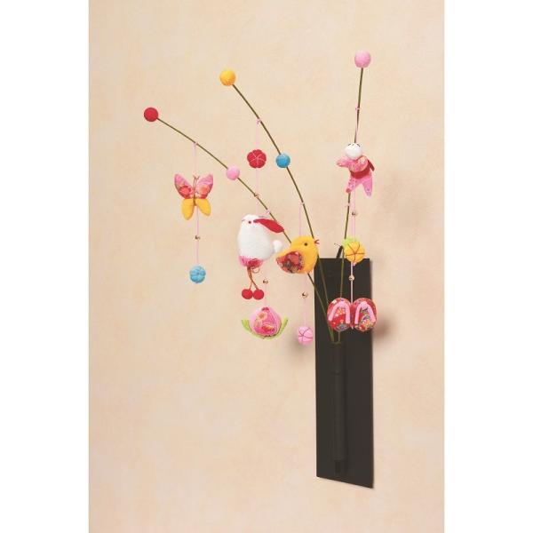 京ちりめんつるし飾りシリーズに新商品が出ました！長寿や成長などの意味あいが込められているモチーフがつるされた商品です。スタンドに立てる、壁に掛けるなど、お客様のお好みで飾る事が出来ます。とても華やかな商品です。是非、お家に飾ってみてください...