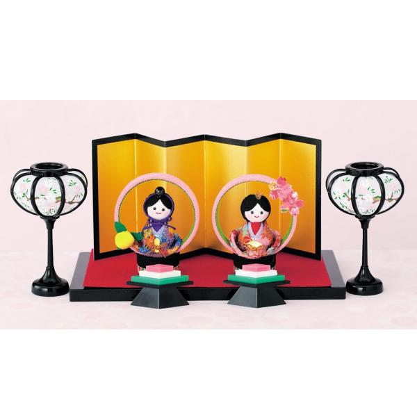 ペットボトルのキャップを土台に使ったエコなおひなさまです☆【用意するもの】はさみ、ものさし、ボンド、両面テープ、目打ち、ほお紅、ペン(赤)、カッターナイフ、綿※雪洞、菱台、黒台は別売品です。商品詳細サイズ 約縦10ｃｍ×横20ｃｍ×高さ9....