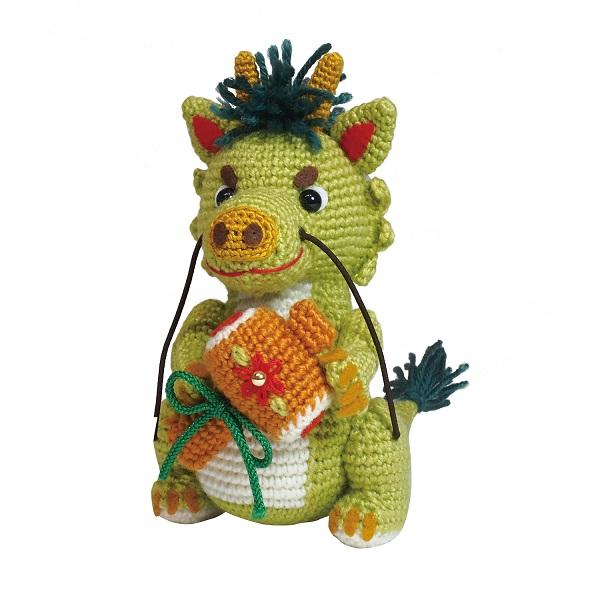 かわいいデザインで毎年好評の福村弘美先生の干支-辰-のぬいぐるみ＆あみぐるみキットが発売です。両足でしっかり正面を向き、邪気を払い除けます。鮮やかな緑色は、お正月の飾りにピッタリです。＜デザイン＞福村弘美＜出来上がり寸法＞約 高さ16cm×...