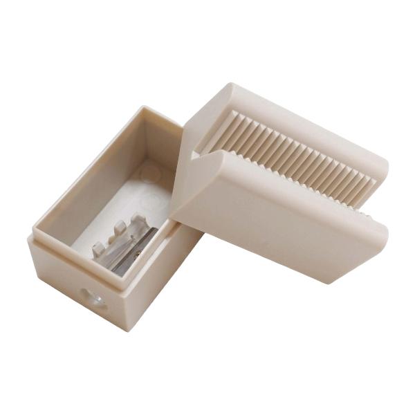 三角型、鉛筆型どちらも使えます。分解できるので、削りカスを簡単に捨てることができます。商品サイズ（約）：50×30×45mmパッケージサイズ（約）：108×140×46mm個装重量：25ｇ材質：ABS樹脂、PS樹脂、炭素鋼生産国：中国サイズ...