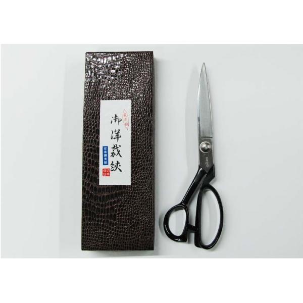 熟練の職人が作る裁ち鋏。鋼材は安来鋼青紙スーパー使用しています。最高の粘りと切れ味をあわせもっています。■長さ:24cm※製造国:日本
