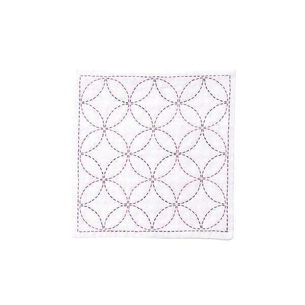 <出来上がり寸法>約縦20cm×横20cm<キット内容>●防臭ガーゼ（綿１００％／スリット糸ミューファン使用）●25番刺しゅう糸（綿１００％）●刺し子針●作り方説明書<備考>図案は布にプリント済み。３重ガ...